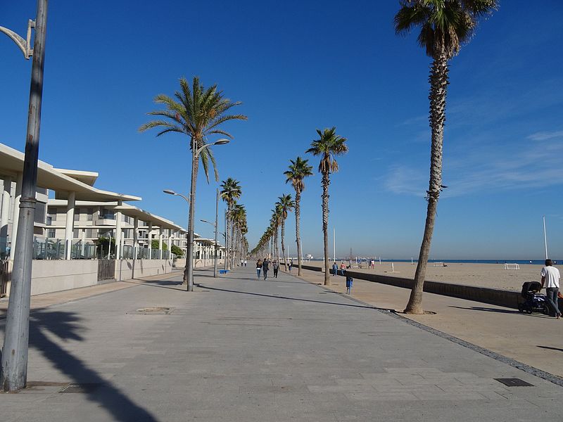 Paseo_marítimo_junto_a_la_playa - Escapadas, planes y alquiler vacacional